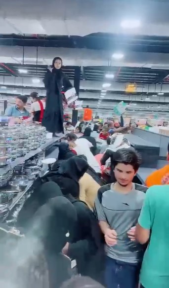 شاهد- هذا ما حدث في مدينة جدة السعودية بعد اعلان أحد المراكز التجارية حملة تخفيضات خاصة - Ehna.TV