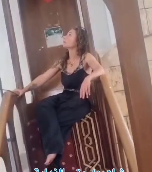 شاهد- في مسجد حسن بك بيافا - سائحة اجنبية تصعد الى المنبر وترفض النزول. في النهاية تم اخراجها ...