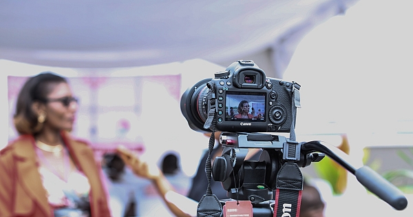 أثناء لقاء صحفي.. مقتل الضيف وإصابة المحاور - Ehna.TV